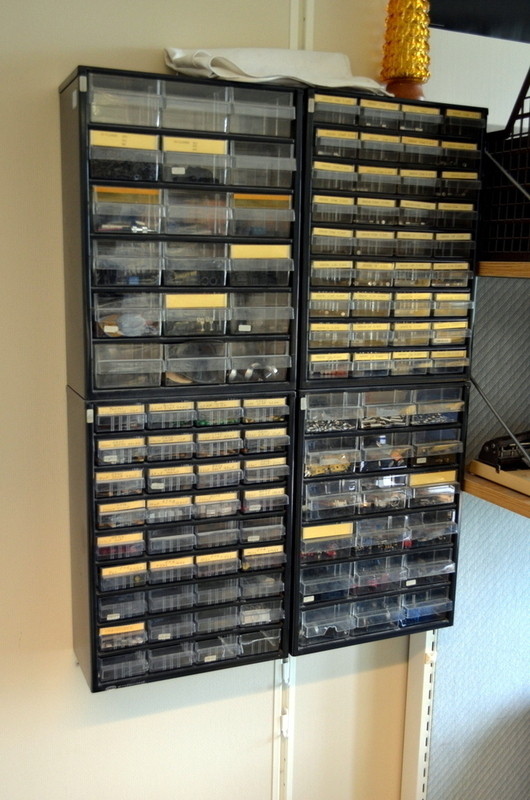 Netauktion - Vagn med sorteringsfack + elektronikkomp.