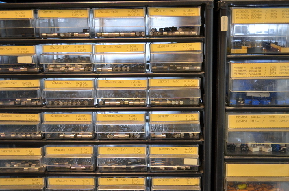 Netauktion - Vagn med sorteringsfack + elektronikkomp.