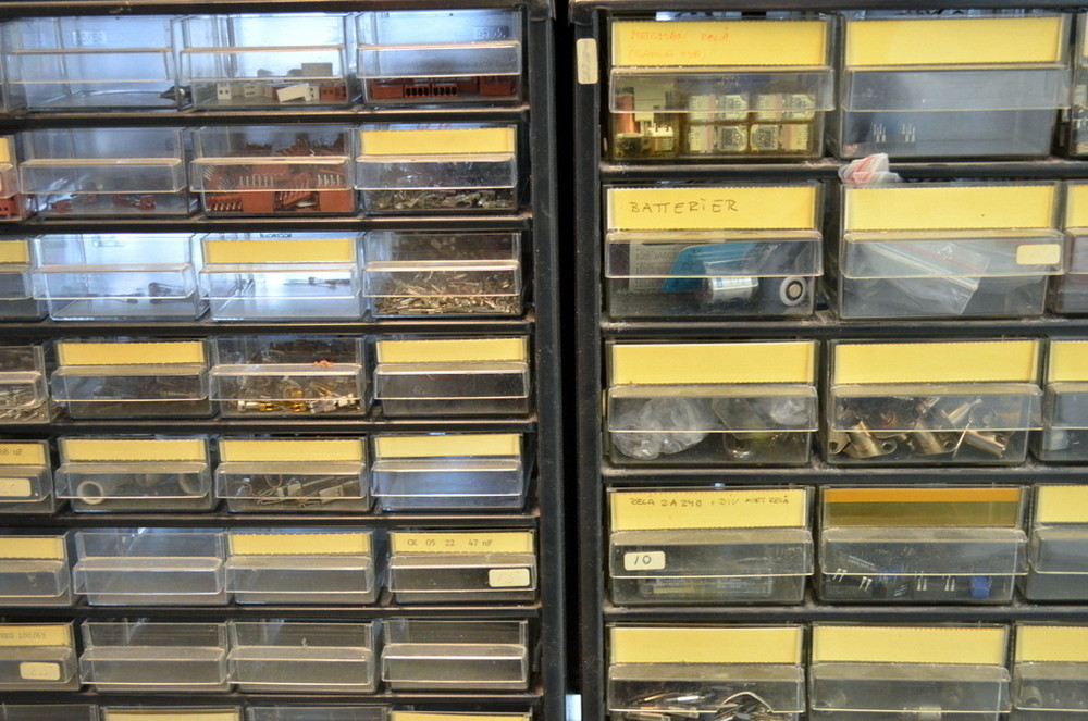 Netauktion - Vagn med sorteringsfack + elektronikkomp.