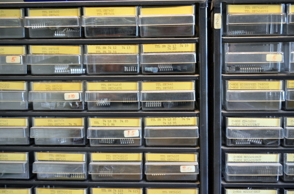 Netauktion - Vagn med sorteringsfack + elektronikkomp.