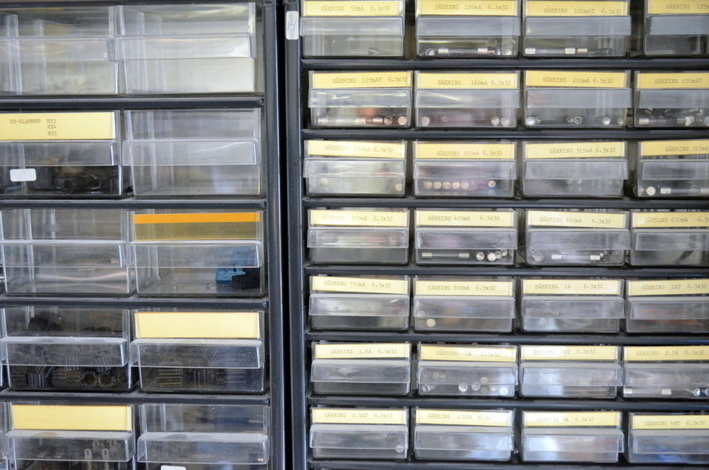 Netauktion - Vagn med sorteringsfack + elektronikkomp.