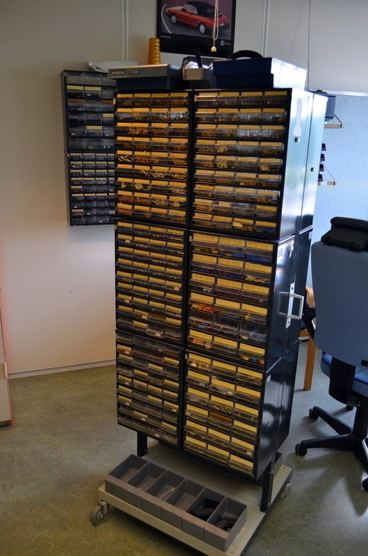 Netauktion - Vagn med sorteringsfack + elektronikkomp.