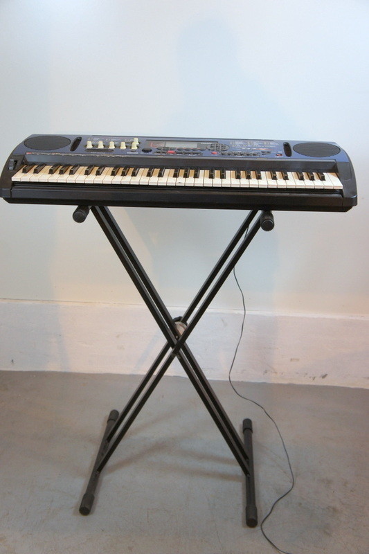 Netauktion - Yamaha keyboard/MIDI-klav med stativ