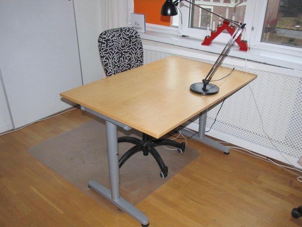 Netauktion - Arbetsplats med förvaringsskåp