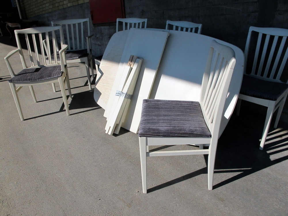 Netauktion - Matbord med stolar