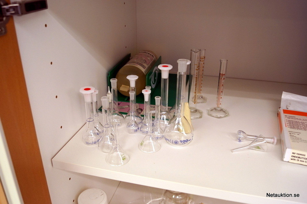 Netauktion - Skåp med diverse labutrustning