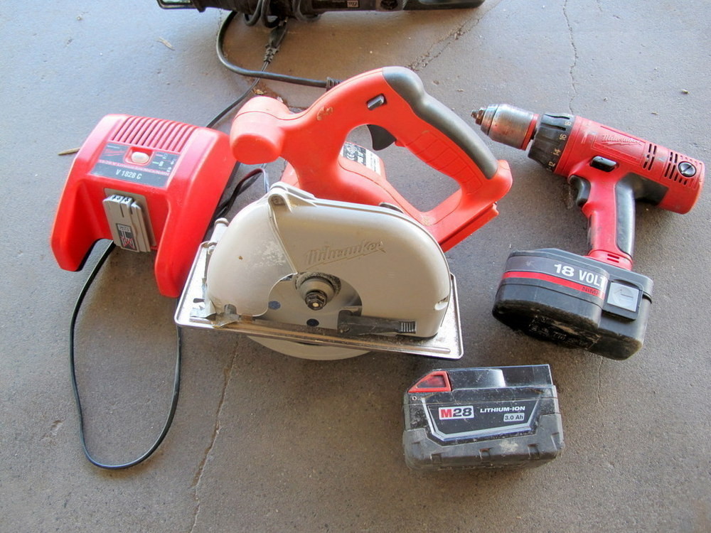 Netauktion - Borrmaskin, laddare & cirkelsåg, Milwaukee