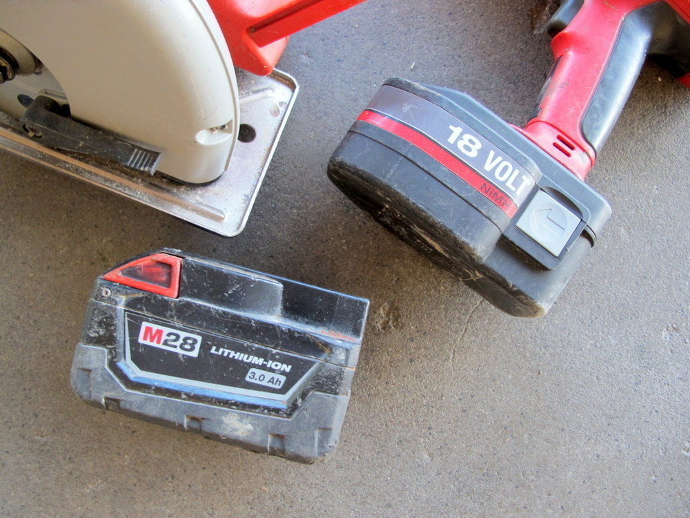 Netauktion - Borrmaskin, laddare & cirkelsåg, Milwaukee