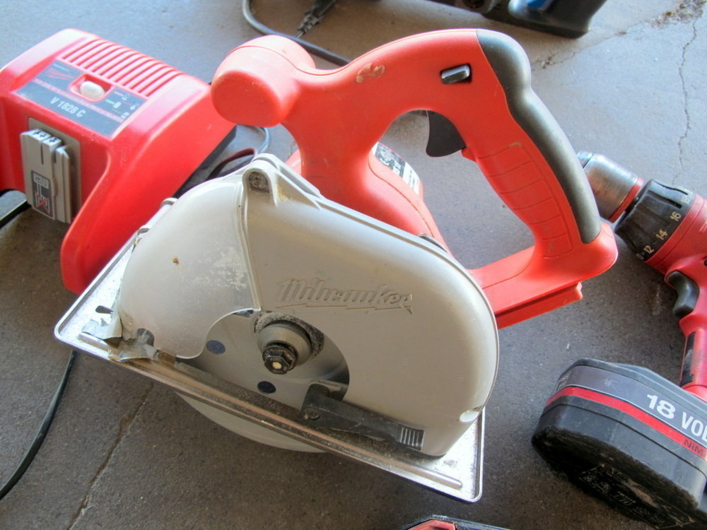 Netauktion - Borrmaskin, laddare & cirkelsåg, Milwaukee