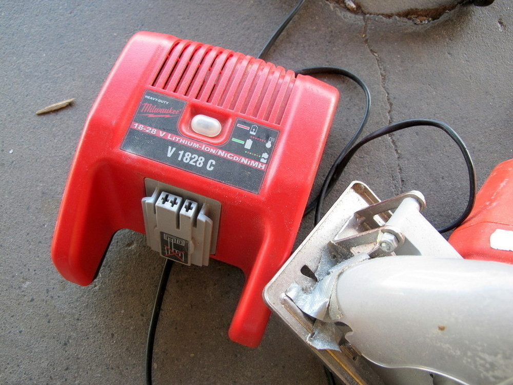 Netauktion - Borrmaskin, laddare & cirkelsåg, Milwaukee