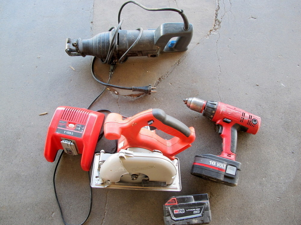 Netauktion - Borrmaskin, laddare & cirkelsåg, Milwaukee