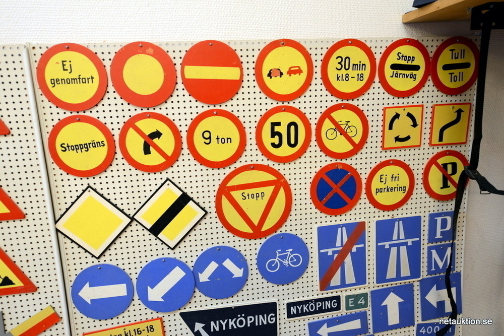 Netauktion - Trafikmärken i trä