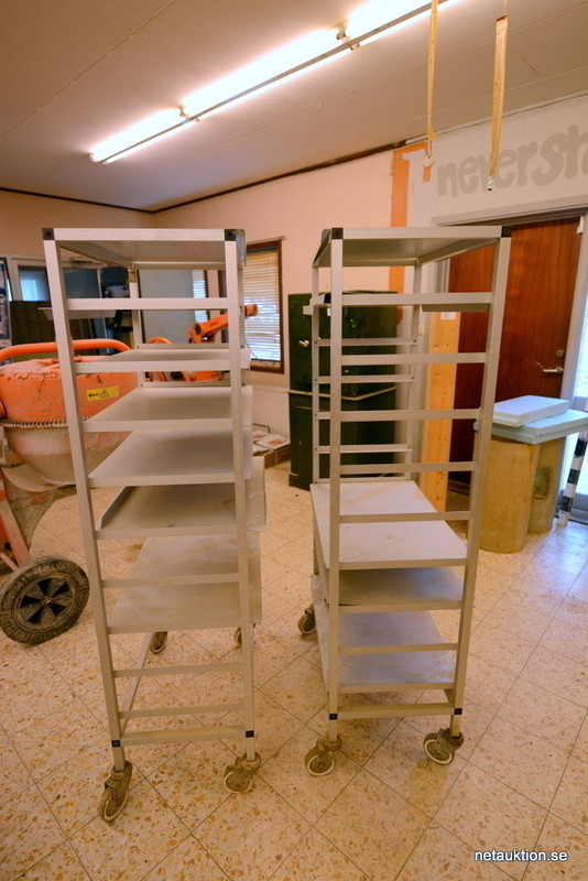 Netauktion - Vagnar med plåtar (inga bud, lämnas på plats)