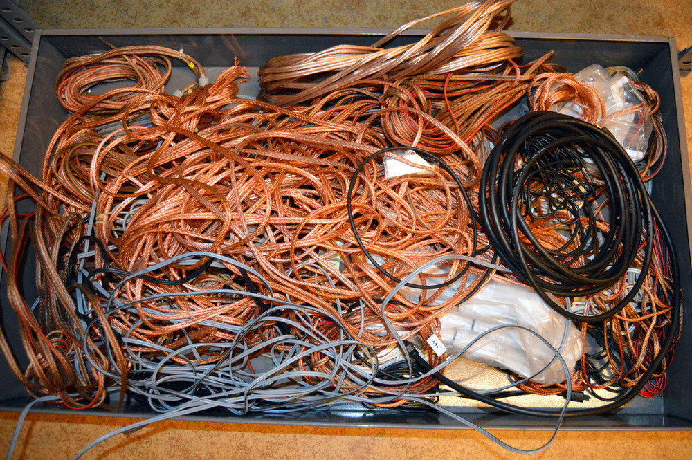 Netauktion - Massor av kablar