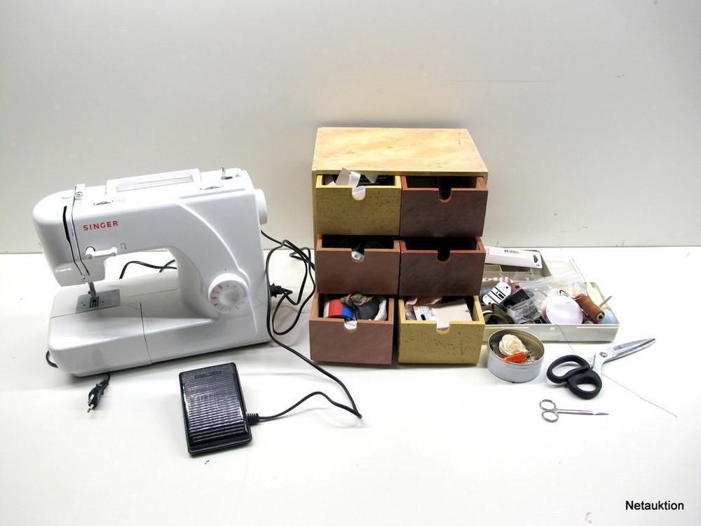 Netauktion - Symaskin med tillbehör, Singer