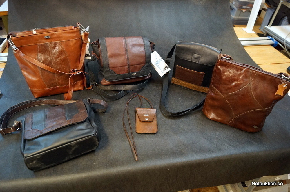 Netauktion - Handväskor & mobilhållare i skinn (1)