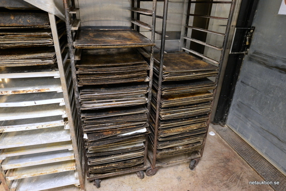 Netauktion - Vagnar med plåtar
