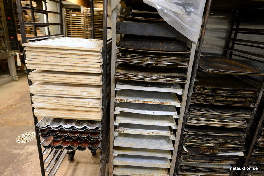 Netauktion - Vagnar med plåtar