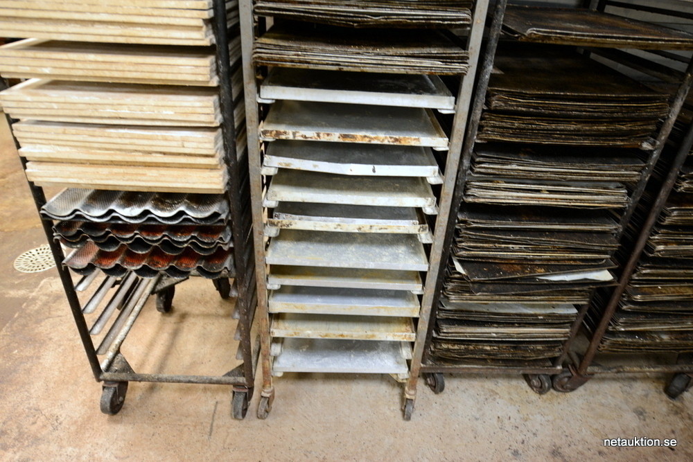 Netauktion - Vagnar med plåtar