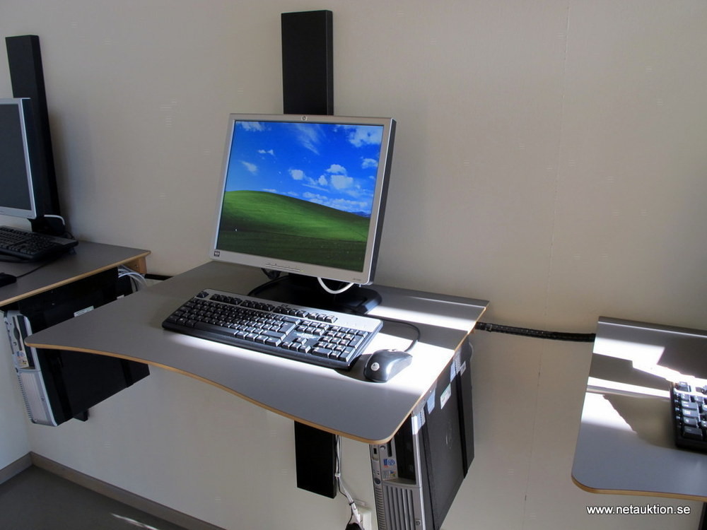 Netauktion - Dator och datorbord (nr 2)