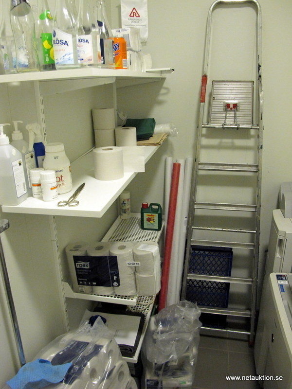 Netauktion - Trappstege, hylla och papper