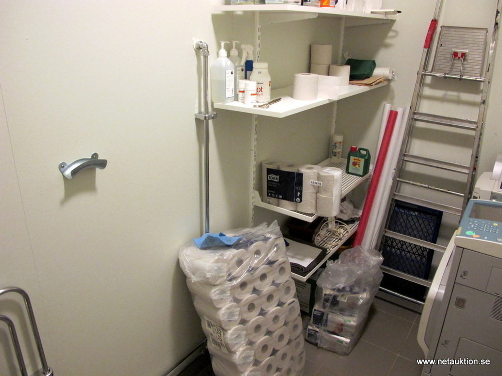 Netauktion - Trappstege, hylla och papper