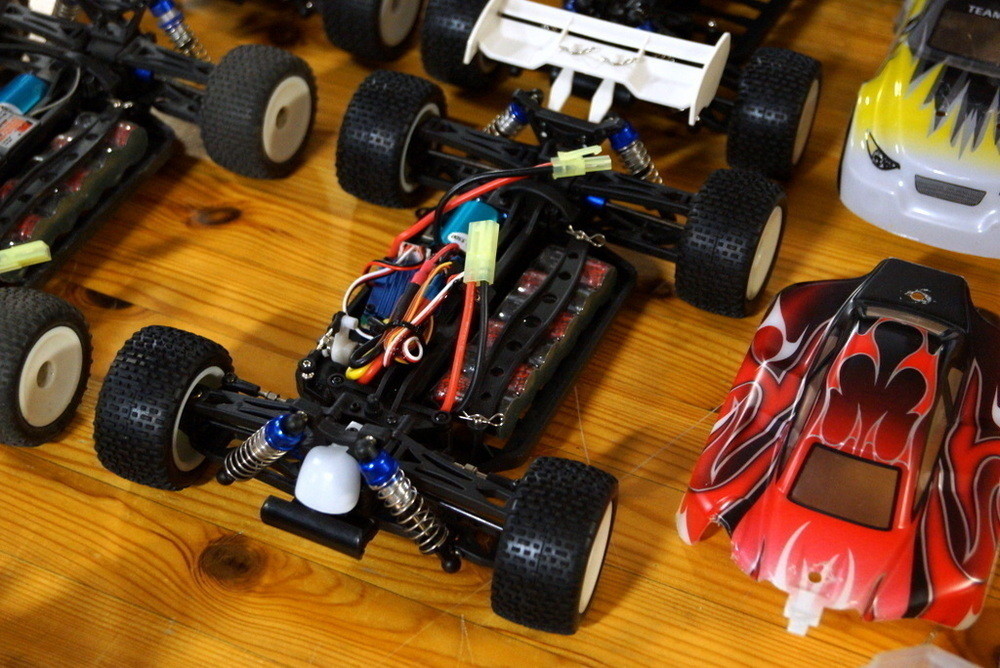 Netauktion - 6st RC-bilar i behov av lite kärlek