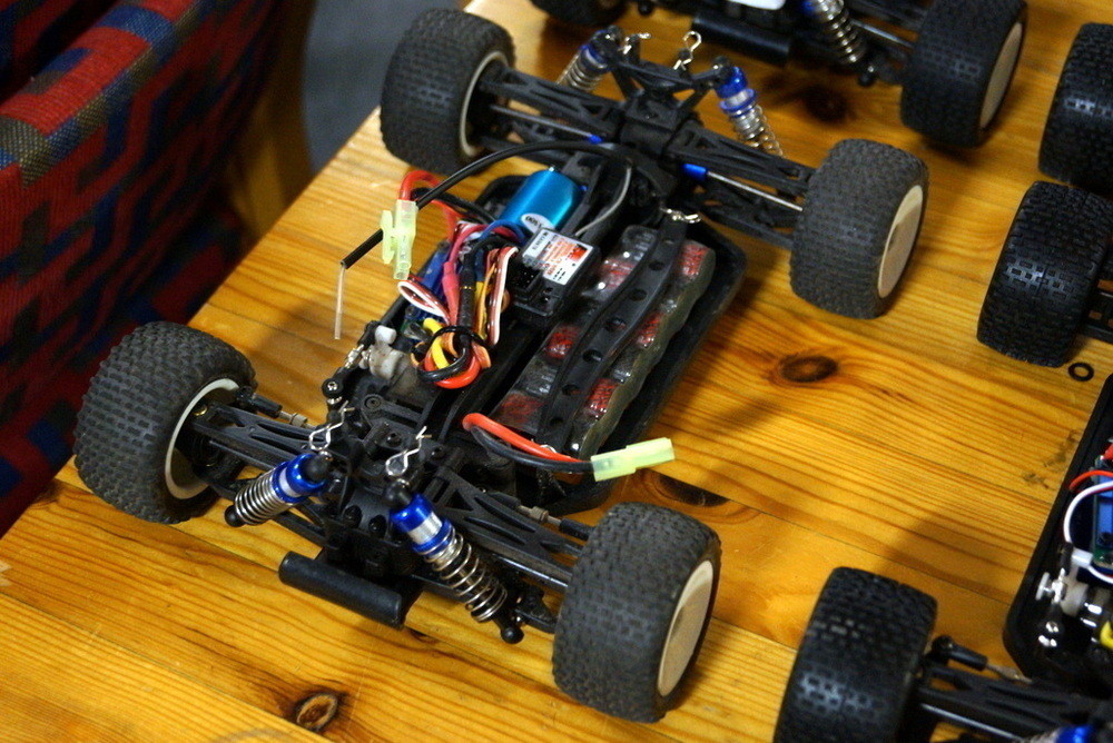 Netauktion - 6st RC-bilar i behov av lite kärlek