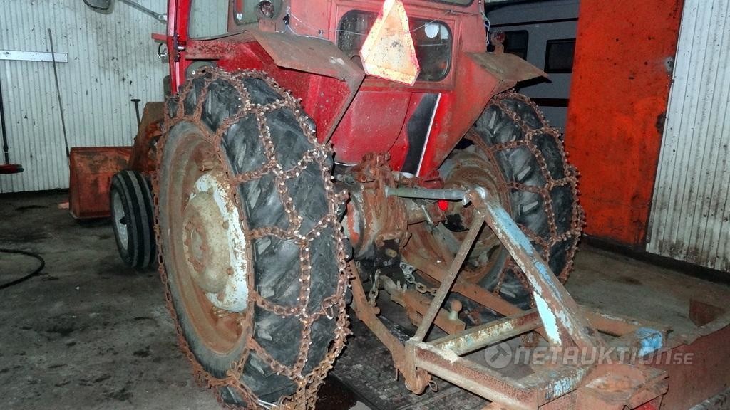 Netauktion - Liten traktor med diverse tillbehör!