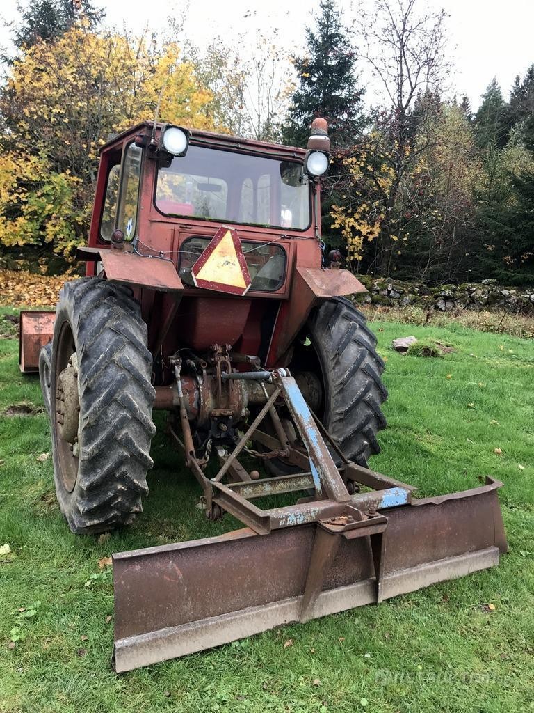 Netauktion - Liten traktor med diverse tillbehör!