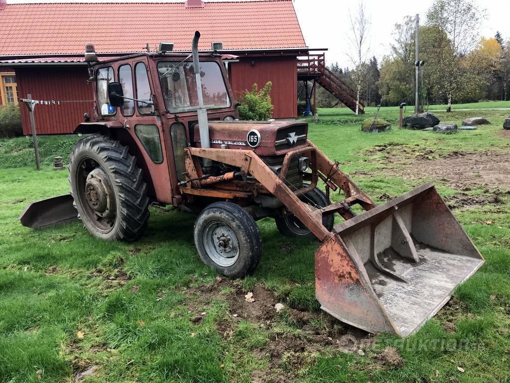 Netauktion - Liten traktor med diverse tillbehör!