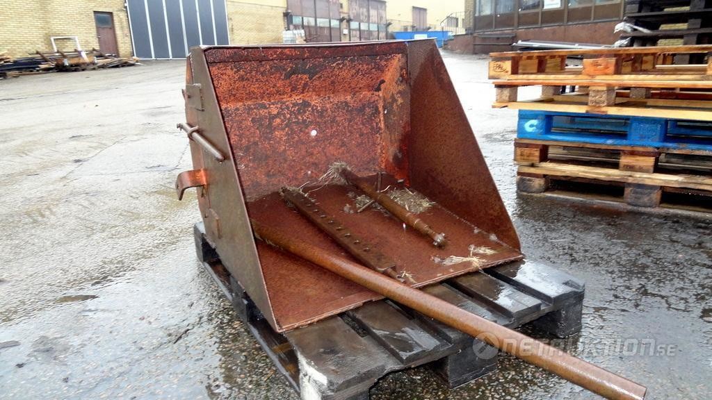 Netauktion - Liten traktor med diverse tillbehör!