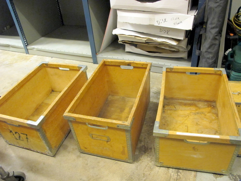 Netauktion - Vagnar och lådor