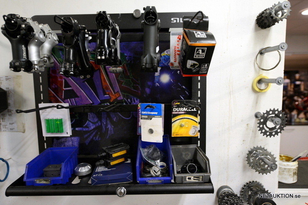 Netauktion - Väggställ med div. cykeldelar