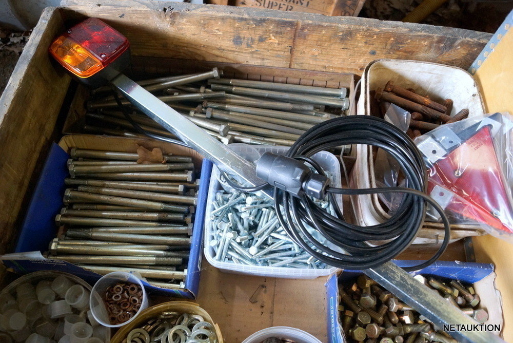 Netauktion - Bult, muttrar & brickor