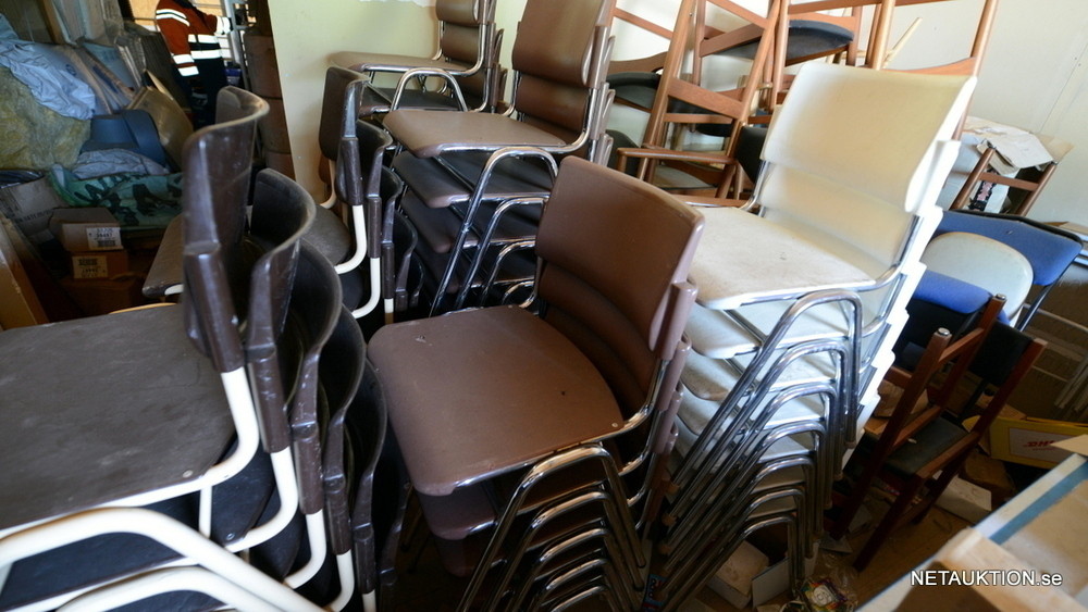 Netauktion - 40 stapelbara stolar