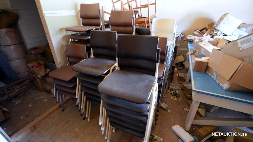 Netauktion - 40 stapelbara stolar