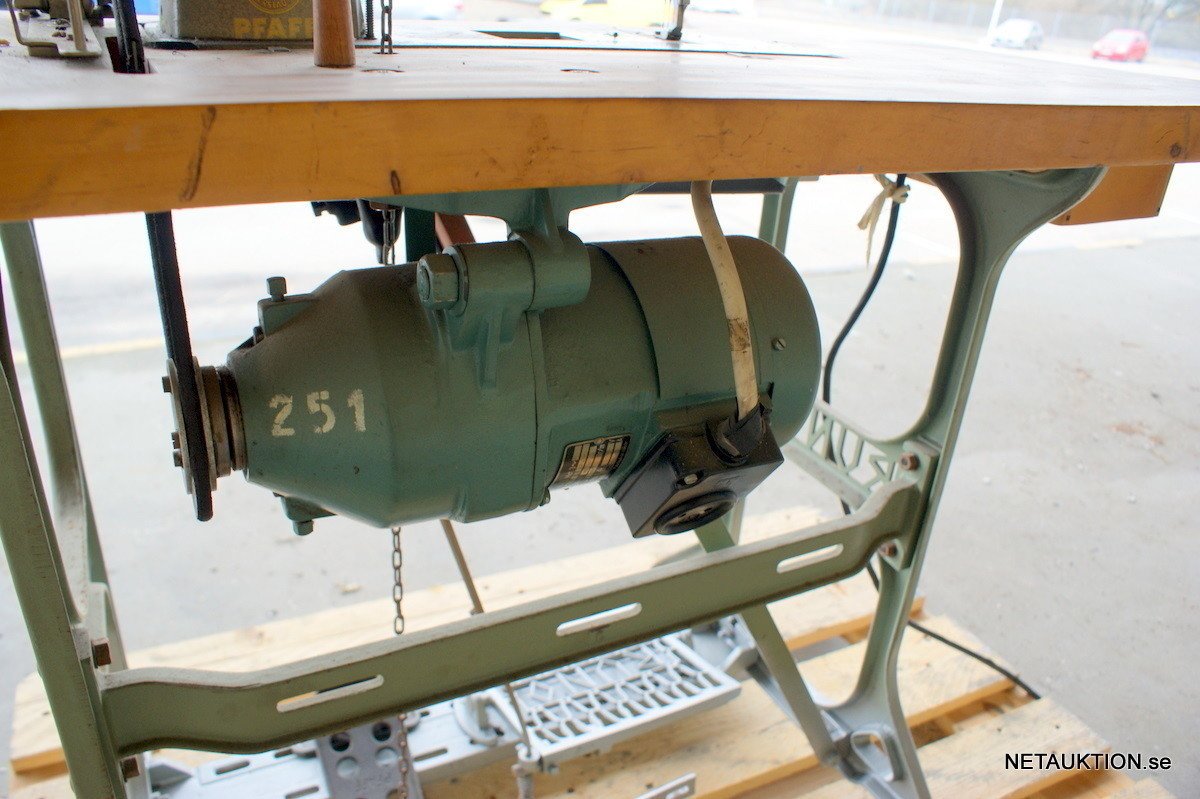 Netauktion - Till salu via auktion Industrisymaskin Pfaff 122-88