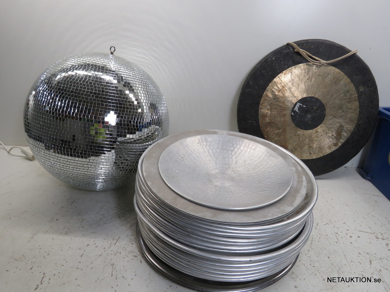 Netauktion - Discokula, gong-gong och fat