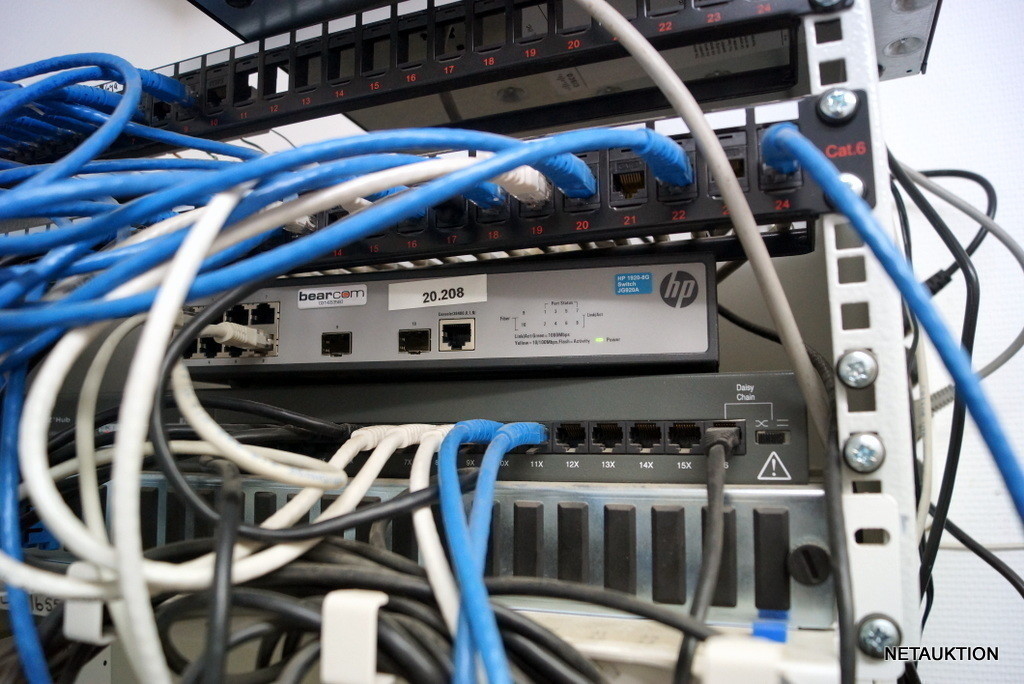 Netauktion - Rack med routers