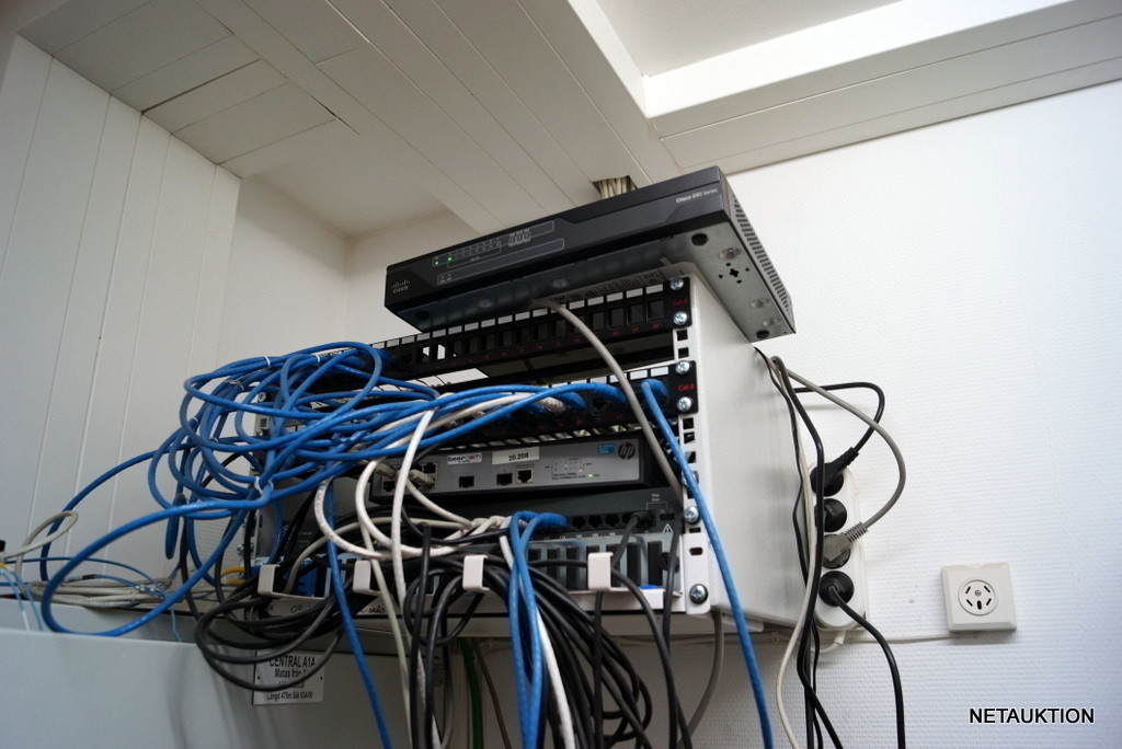 Netauktion - Rack med routers