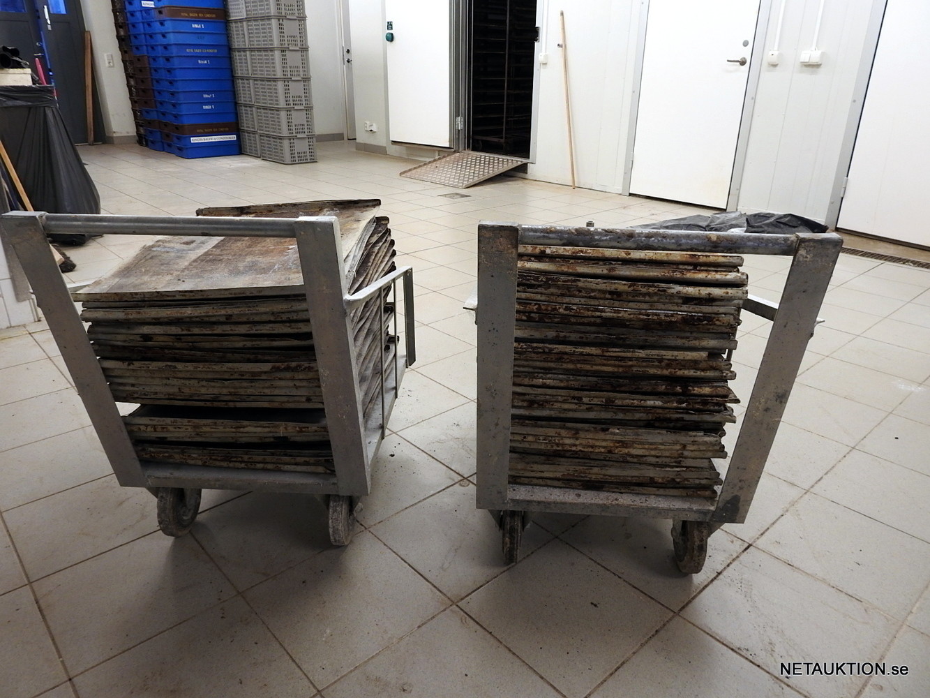 Netauktion - 2st vagnar med plåtar