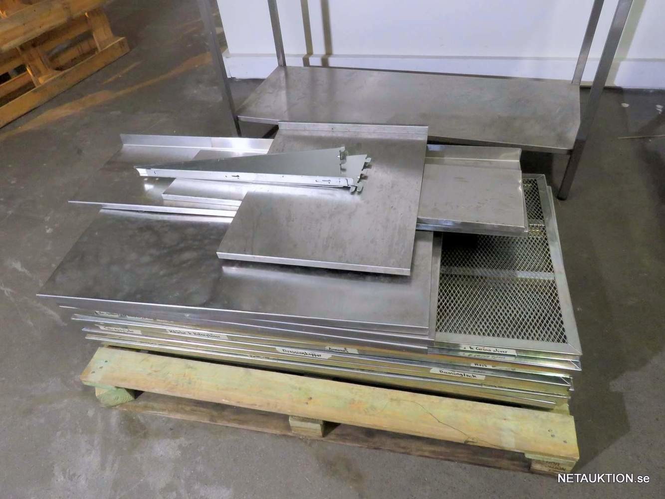 Netauktion - Rostfria bänkar och hyllplan