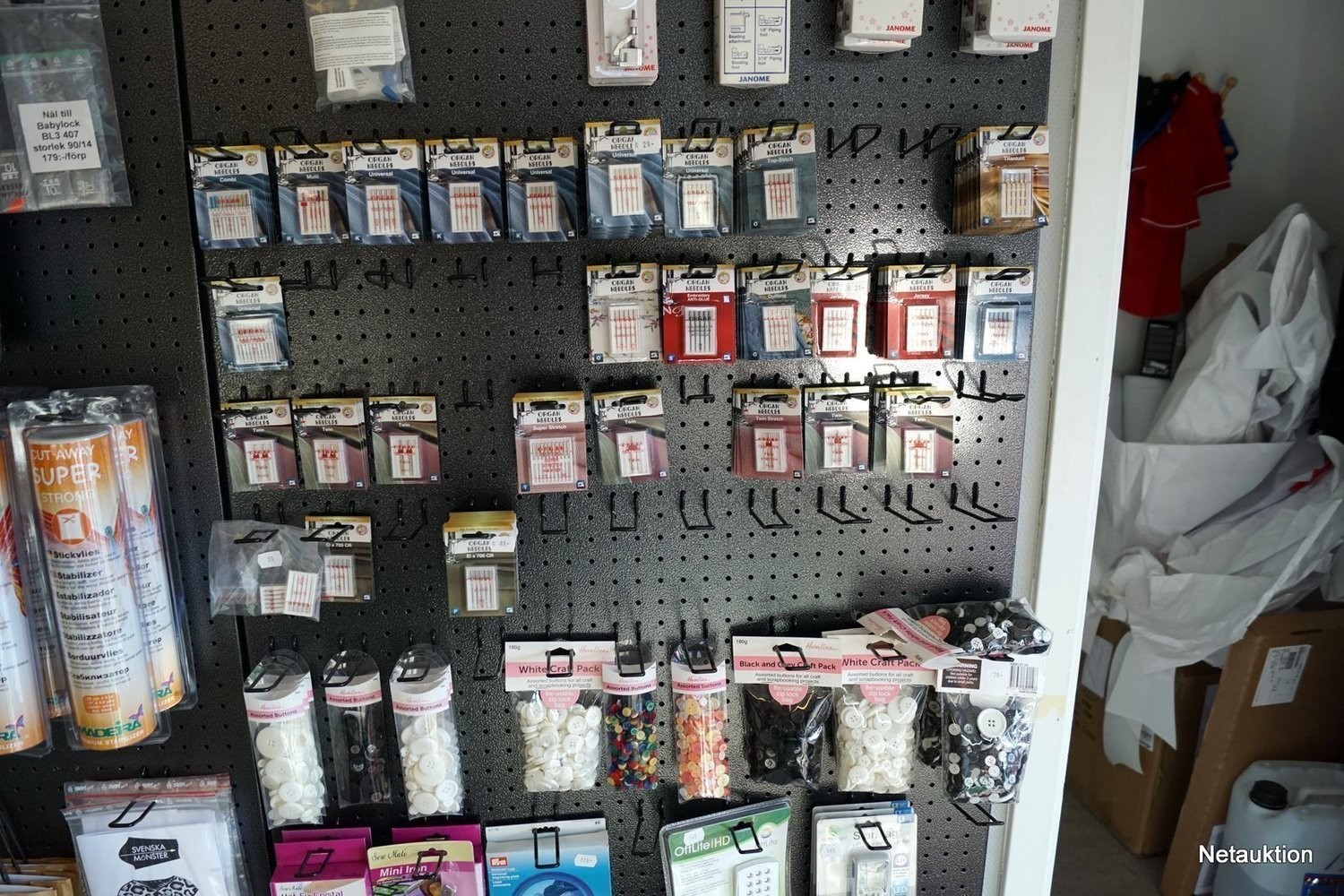 Netauktion - Tavla med symaskinsnålar och knappar