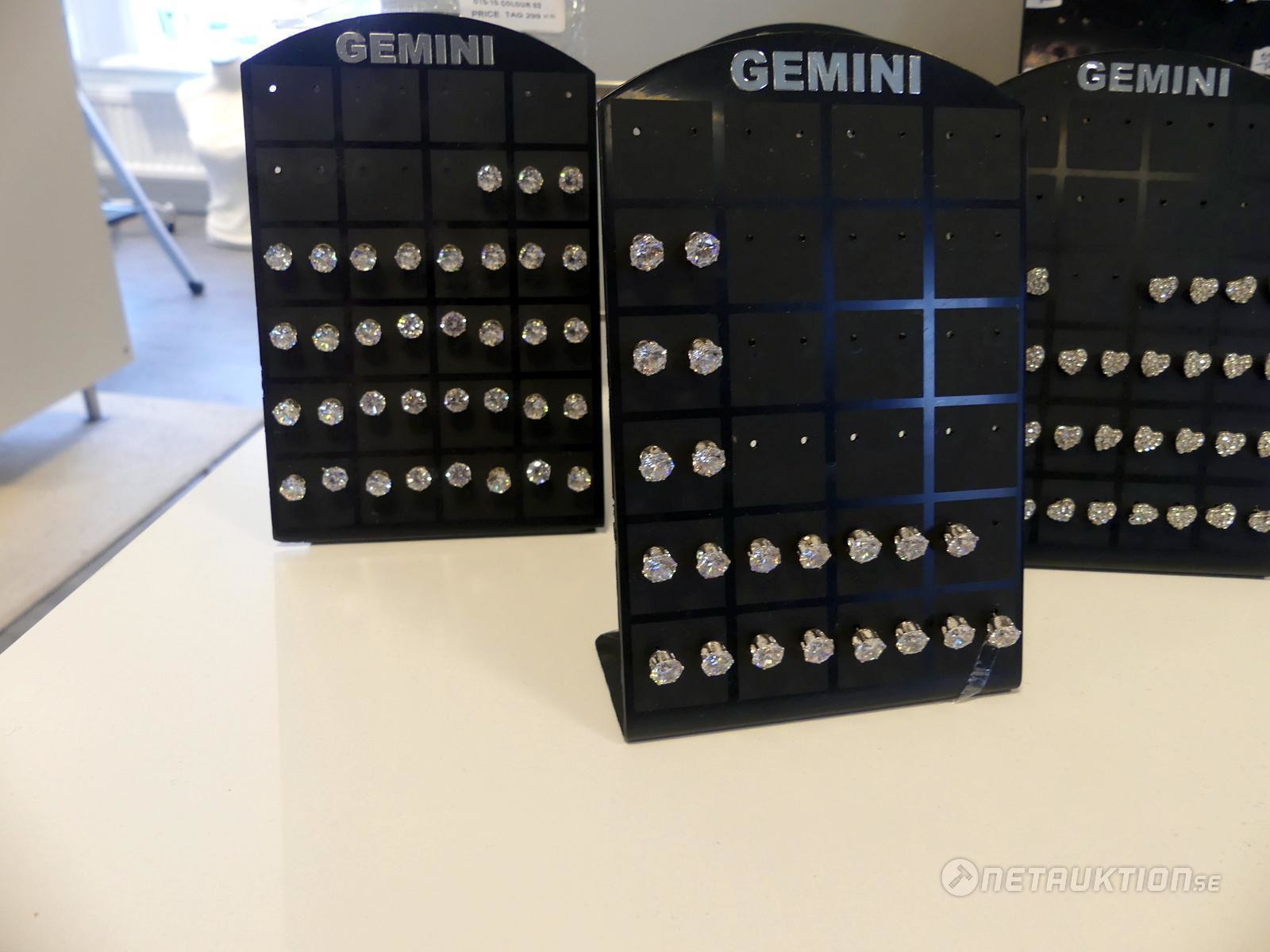 Netauktion - Till salu via auktion ca 180 par örhängen