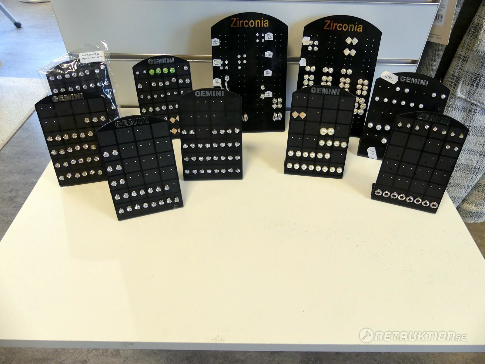 Netauktion - Till salu via auktion ca 180 par örhängen