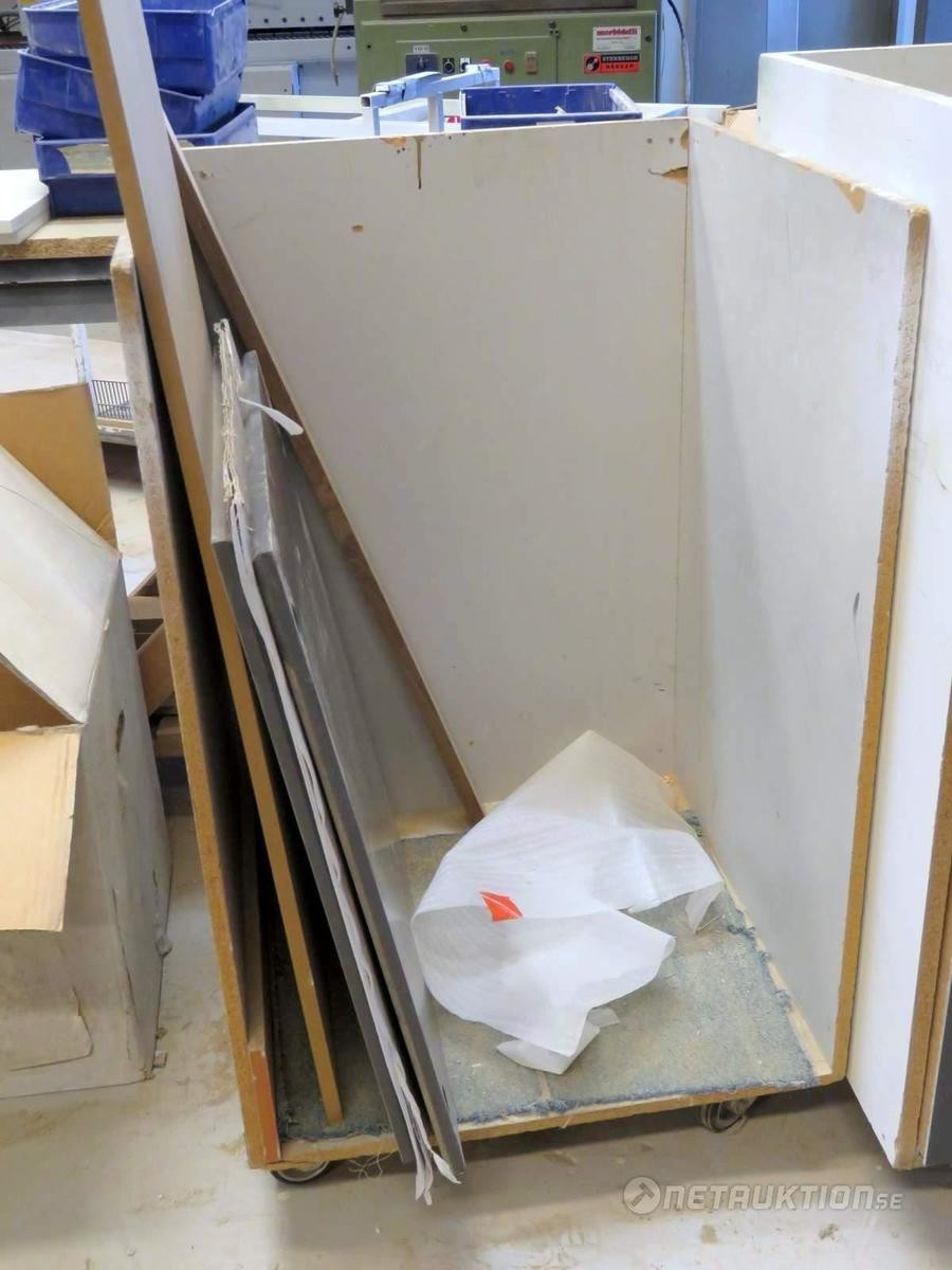 Netauktion - Vagnar och bord