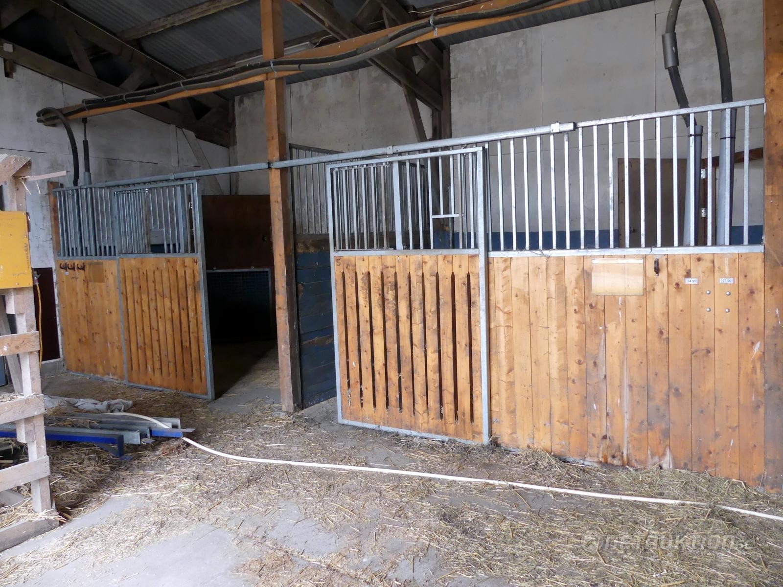 Netauktion - Stall/boxar (3)