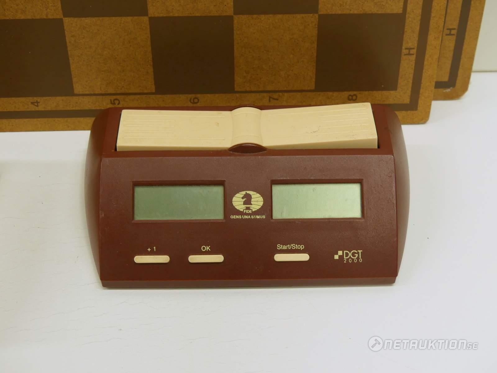 Netauktion - Schackbräde, schackklocka och pjäser (2)