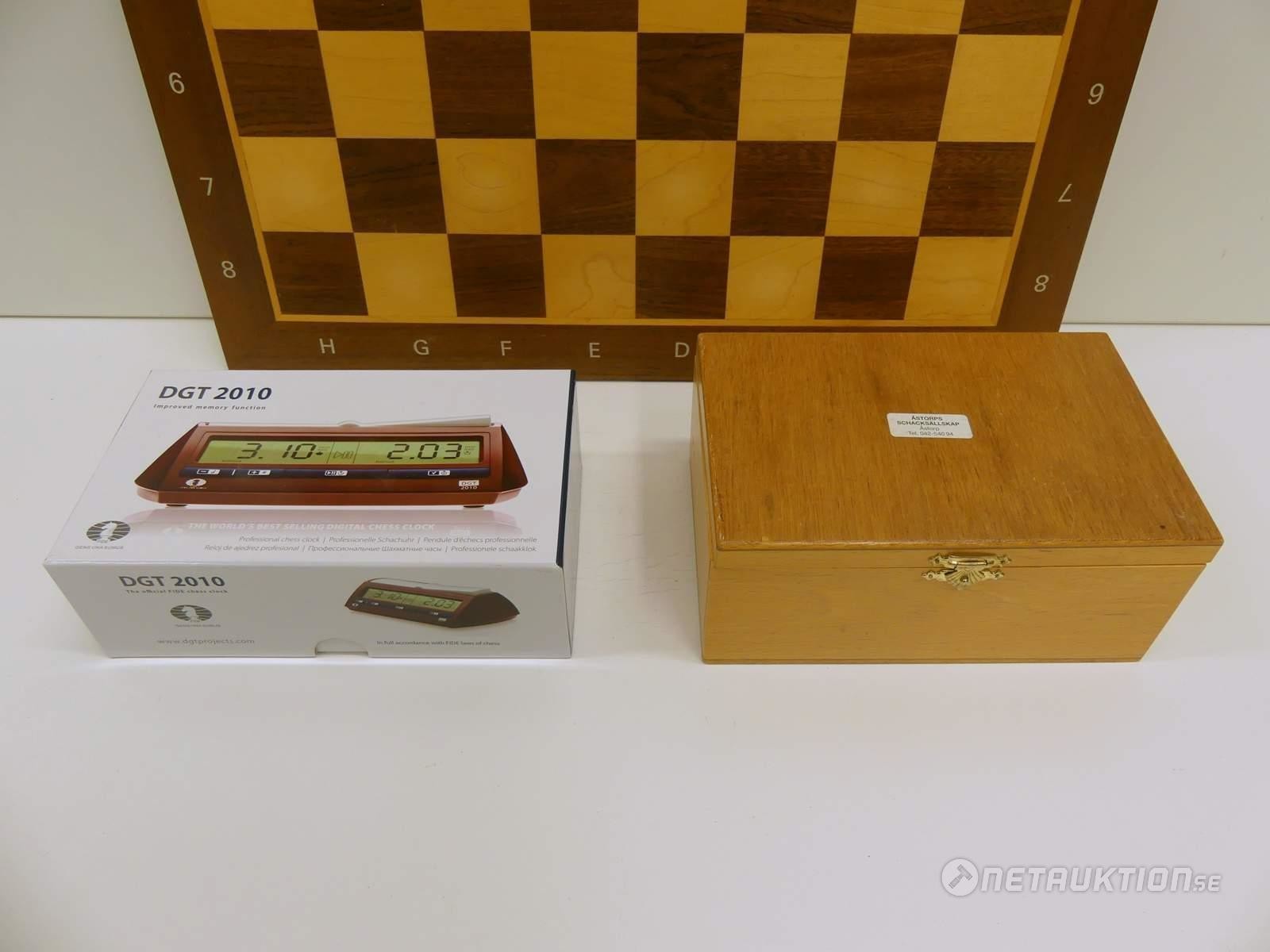 Netauktion - Finare schackbräde, schackklocka, pjäser